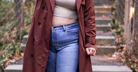 가을 갈색 코트 거리 스타일 걷고 있는 계단 공원 금발 긴 머리 낮 내리막 길 높은 뉴욕 단풍 도시 공원 떨어지다 라이프스타일 레저 롱 코트