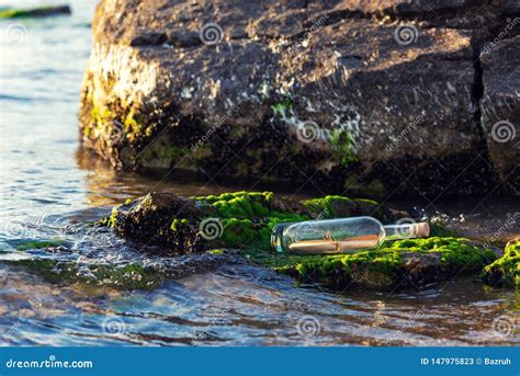 Mensaje En Una Botella Tapada Con Corcho En Orilla Esperanza De La