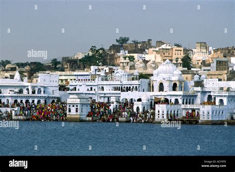 Echelle De Pèlerins Leurs Péchés Au Temple Hindou De Ghats Sur Le Lac à