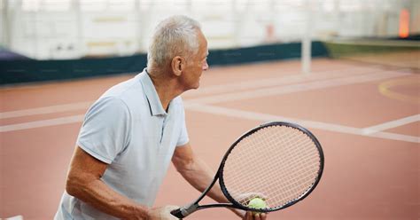 운동복을 입은 나이 든 테니스 선수가 라켓과 공을 들고 경기 중 반대편을 겨냥하고 있다 사진 Unsplash의 활성 노화 이미지