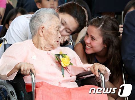 외국인 소녀와 할머니의 눈빛교감 뉴스1