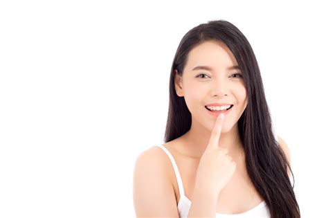 화장품의 아름다운 여자 아시아 메이크업의 초상화 소녀 손 터치 입술과 입과 미소 매력적인 피부 건강 관리 개념과 흰색 배경에