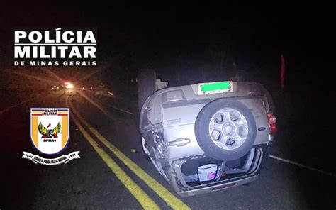 Carro capota e caminhão cai em barranco acidentes em rodovias deixam três feridos no Sul de
