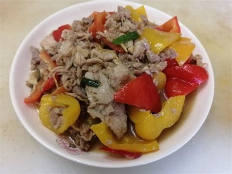 【口水直流的嫩肉暴炒红黄椒的做法步骤图】寿司之男下厨房