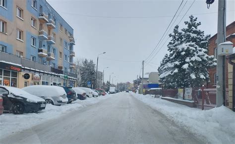 Atak zimy w Opatowie Trudne warunki na ulicach w mieście Jest ślisko