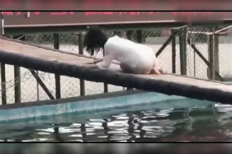 小姐姐第一次挑战网红桥，在上面颠的都想直接跳下去了