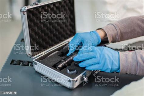 기술자는 수지 3d 인쇄 프린터를 경화하기 위해 Uv 램프를 사용합니다 자외선 차단에 대한 스톡 사진 및 기타 이미지 자외선 차단 전등 3차원 형태 Istock