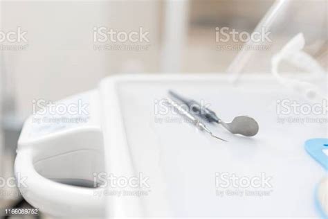치과 의사 도구 프로브 및 거울 치과 진료소의 치과 성 도구 클리닉에서 치과 근무 치과 의사가 검사를 실시하고 결론을 내리는