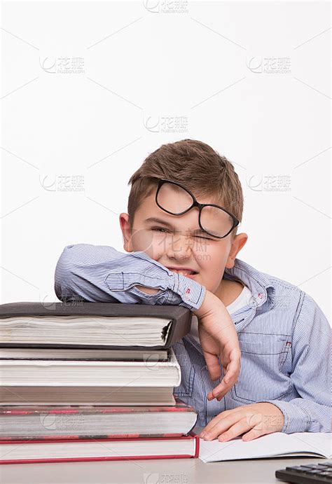 戴眼镜的男孩做作业的肖像