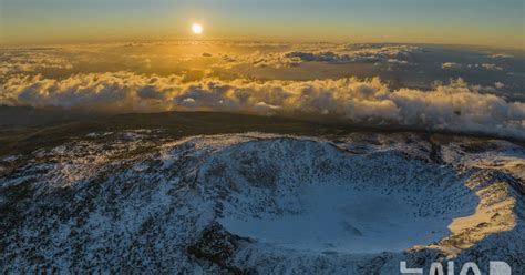 구름 뚫고 솟아오른 붉은 빛…하늘서 본 한라산 첫 일출[뉴시스 앵글]