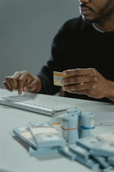 가상 상거래 경제 경제적 성공 경제적 자유 금융 금융 기술 남자 더미 돈 디지털 결제 디지털 지갑 봉급 부