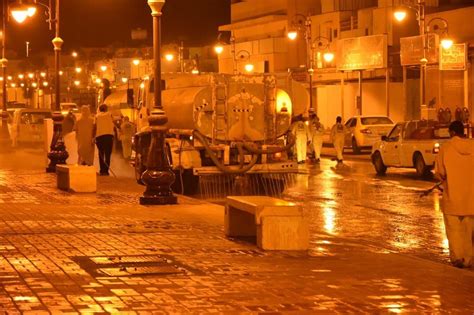 بالصور بلدية محافظة طريف تواصل عمليات تطهير وتعقيم الطرق والمواقع
