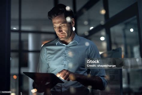 사업가 디지털 웹 및 인터넷 전략 계획을 수행하는 직원의 작업 및 태블릿 어둠 속에서 기업 사업가 및 기술 근로자가 기술을 사용하여 온라인 및 It 분석 작업 보안에 대한