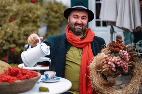 ”ბულავკა სულ ეკეთა ბებიას ფანელის ან ჩითის ჭრელი ხალათის გულისპირთან” ზურა შევარდნაძის