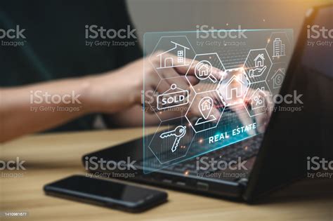 부동산 개념 사업가 또는 노트북 화면에 가상 홀로그램 속성 가치를 가진 가정 브로커 부동산에 대한 검색 및 투자는 가족 주택