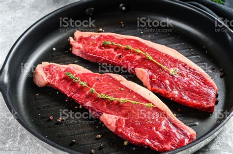 그릴 팬에 생 대리석 쇠고기 스테이크 요리 재료 회색 배경 위쪽 보기 0명에 대한 스톡 사진 및 기타 이미지 0명 건강한