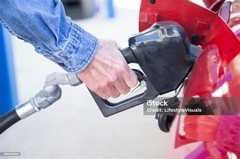 인플레이션으로 인해 휘발유의 높은 비용 차량에 가솔린을 펌핑 빨간 차량 검은 노즐 가격에 대한 스톡 사진 및 기타 이미지 Istock
