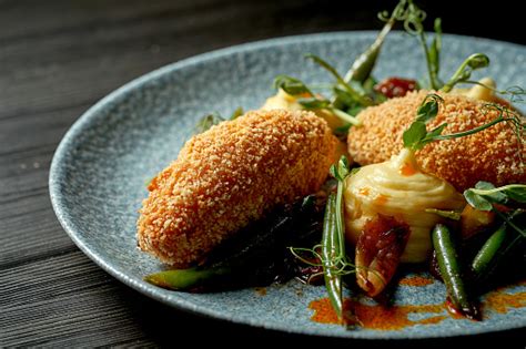 우크라이나 요리의 고전적인 요리는 으깬 감자키예프 커틀릿 입니다 빵부스러기를 곁들인 프라이드 치킨 닭고기에 대한 스톡 사진 및 기타 이미지 Istock