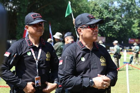 Pati Polri Dan Wartawan Ramaikan Lomba Menembak Piala Kapolr