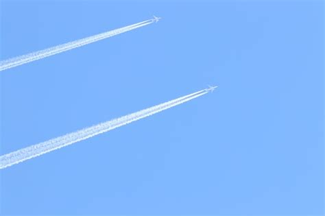 une prise de vue à bas angle d un ciel bleu avec des traces d avions