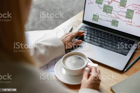 노트북으로 작업하고 창문 근처 카페에 앉아 커피를 마시는 여성 프리랜서의 클로즈업 45 49세에 대한 스톡 사진 및 기타 이미지