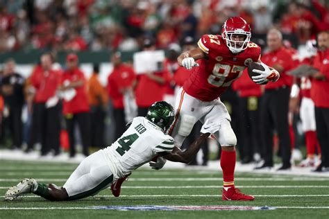 Breaking Travis Kelce Suffers Scary Looking Injury Sunday The Spun