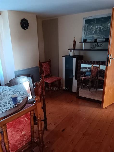 Двуетажна къща с Извор Двуетажна къща 120 кв м РЗП 410 кв м двор Къщи Вили Извор Дву