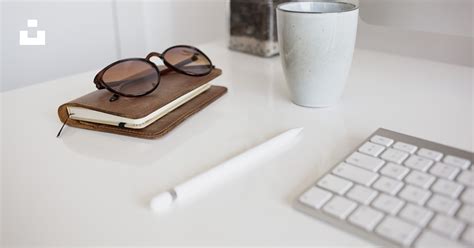 흰색 사과 키보드와 흰색 세라믹 머그 옆에 있는 검은색 프레임 선글라스 사진 Unsplash의 무료 컴퓨터 이미지