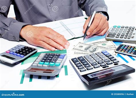 Hand Mit Taschenrechner Und Geld Stockfoto Bild Von Rechner