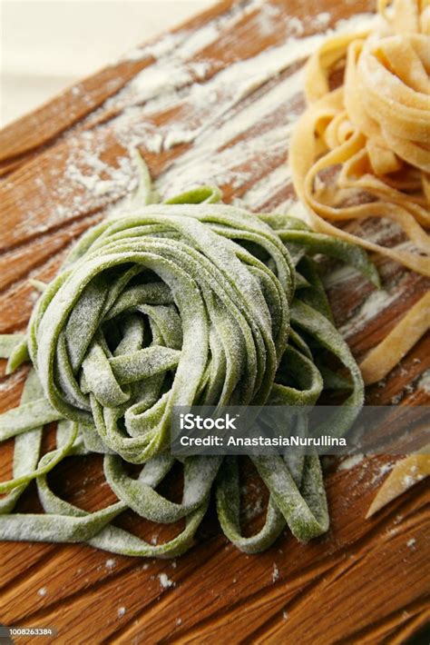 수 제 이탈리아 Tagliatelle 파스타의 두 종류 클래식 한 나무 절단 보드에 시금치 한 녹색 건강한 식생활에 대한 스톡