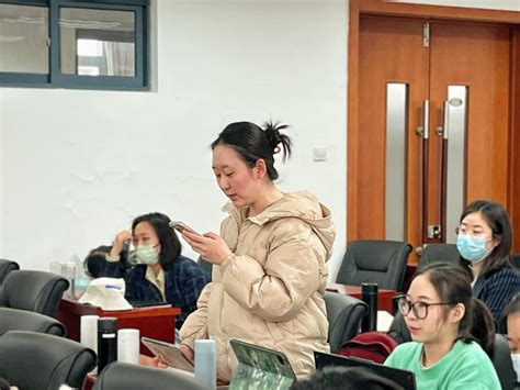 青享读书会 社交媒体使用对积极生活状态的影响倒U型关系与年龄的调节效应等 天津师范大学 新闻传播学院