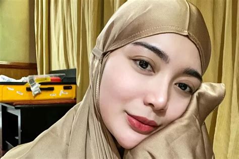 Wika Salim Pamer Foto Pakai Kerudung Netizen Ramai Beri Nyinyiran