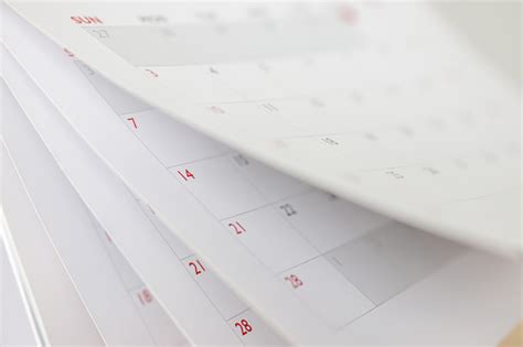 캘린더 페이지 뒤집기 시트 클로즈 업 블러 배경 비즈니스 일정 계획 약속 회의 개념 월간 행사에 대한 스톡 사진 및 기타 이미지