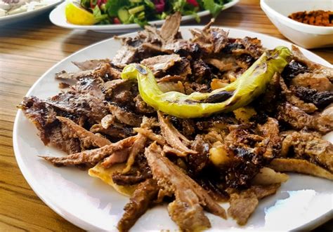 전통적인 맛있는 터키 음식 도네르 케밥 구운 고기 프리미엄 사진