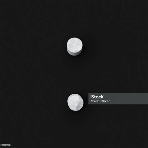 거친 칠판 3d에 콜론 문장 부호 또는 수학 연산 부문 기호 같은 조립 흰색 보도 또는 흑 초 글꼴 이미지 렌더링 0명에 대한 스톡 사진 및 기타 이미지 Istock