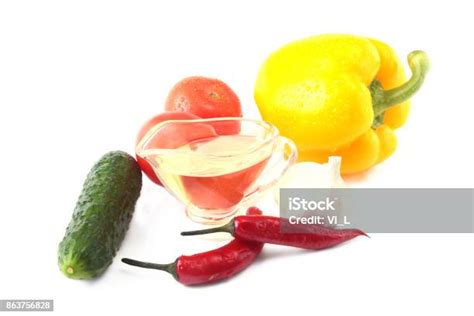 모듬된 야채 신선한 피망 토마토 칠리 고추 오이 올리브 오일 마늘과 상 추 흰색 배경에 고립 선택적 초점입니다 방울에 대한 스톡