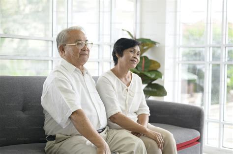 소파에 앉아 텔레비전을 보고 있는 아시아 노인 부부 집에서 함께 시간 보내기 은퇴 개념 사진 Unsplash의 앉아 이미지