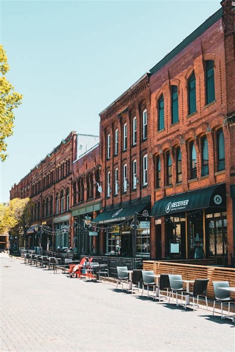 거리 건축 고풍스러운 거리 나무 도시 생활 도시 풍경 도시의 도시의 분위기 따뜻한 날씨 라이프스타일 레스토랑 맑은 날 벽돌 보도 붉은 벽돌 건물