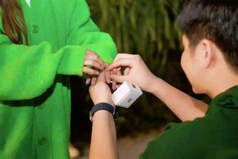 金龟子当丈母娘了！刘纯燕晒女儿接受求婚照，男方单膝跪地戴戒指凤凰网