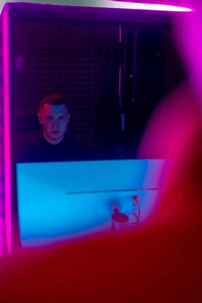 Luz Do Computador Na Cara картинки стокові Luz Do Computador Na Cara фотографії зображення