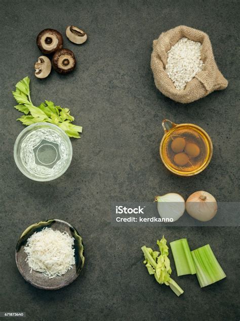 이탈리아 식품 개념 및 메뉴 디자인입니다 평면 어두운 소박한 돌 배경에 버섯 리조또 재료를 공간을 복사 건강한 식생활에 대한 스톡 사진 및 기타 이미지 Istock