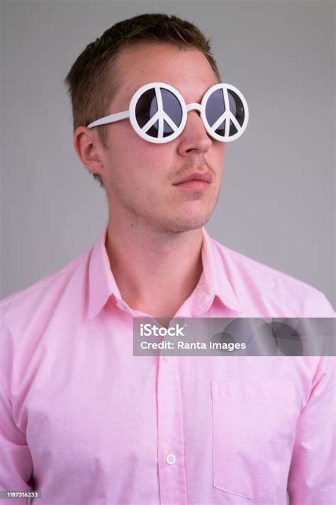 평화 표지판이 있는 선글라스를 쓰고 생각하는 젊은 잘생긴 사업가의 얼굴 30 34세에 대한 스톡 사진 및 기타 이미지 30 34세 계획 기업 비즈니스 Istock