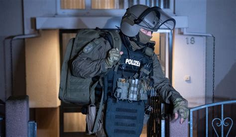 Razzien Bei Reichsbürgern Sek Beamter Angeschossen Mopo