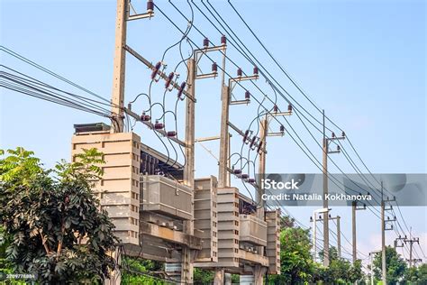 하늘을 배경으로 한 줄의 기둥을 따라 놓인 전기 변압기와 케이블이 있는 송전선로 기반 시설 건설 산업에 대한 스톡 사진 및 기타 이미지 건설 산업 건축물 기둥