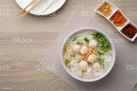 흰 그릇에 돼지고기 공을 곁들인 쌀 당면 수프 베르미첼리에 대한 스톡 사진 및 기타 이미지 베르미첼리 거리 고기 Istock