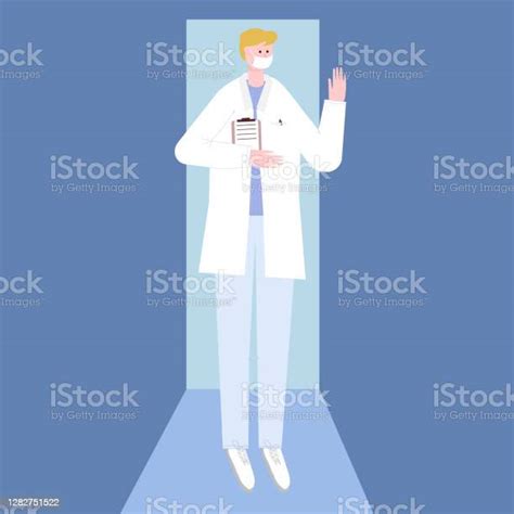 가면을 쓴 남성 의사가 손바닥으로 인사를 하고 있다 의사는 방으로 들어와 문 배경에 서 있었다 웹 페이지 및 메일링에 대한 플랫