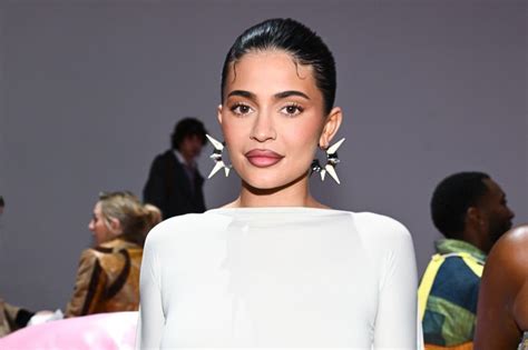 Kylie Jenner Sets Pulses Racing In Figure Hugging Gown…