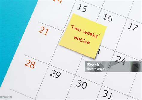 손으로 쓴 말과 단어가 적힌 메모 2주 전에 통지 달력에 붙임 고용주에게 사직을 준비하고 다른 사람을 고용할 시간을 주기 위한