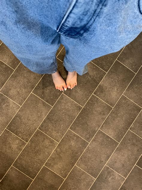 Big Jeans Small Feet 🦶 Scrolller