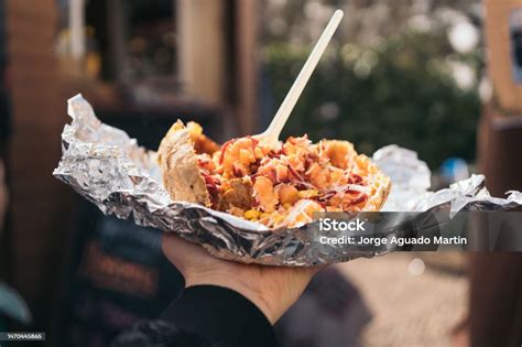 스페인 중세 시장 노점에서 갓 만든 박제 구운 감자를 들고 있는 알아볼 수 없는 사람의 손 고객에 대한 스톡 사진 및 기타 이미지 Istock